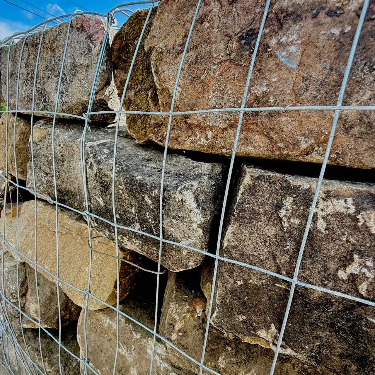 Fieldstone Medium Long- 2000 Pound Pallet – Tons Of Stone